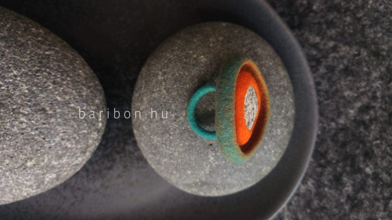 Turqoise and orange ring with triangle shaped pebble – Baribon