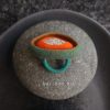 Turqoise and orange ring with triangle shaped pebble – Baribon