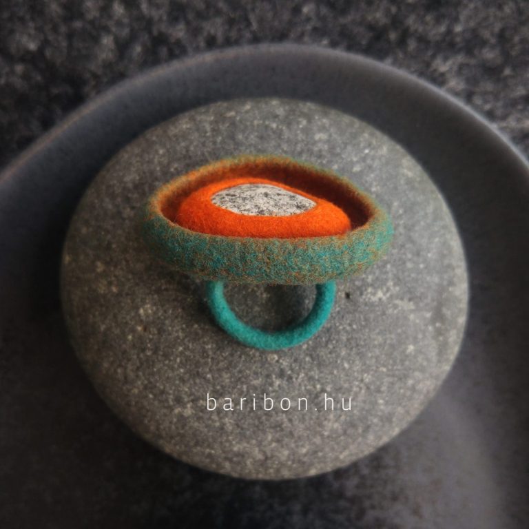 Turqoise and orange ring with triangle shaped pebble – Baribon