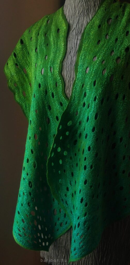 Gradiented green and teal holey shawl – Baribon